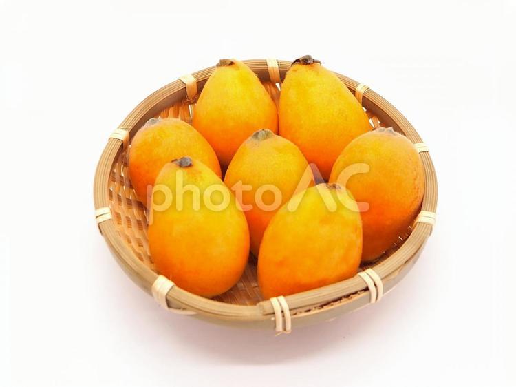 びわ カゴ 白背景 - No: 23998758｜写真素材なら「写真AC」無料（フリー）ダウンロードOK
