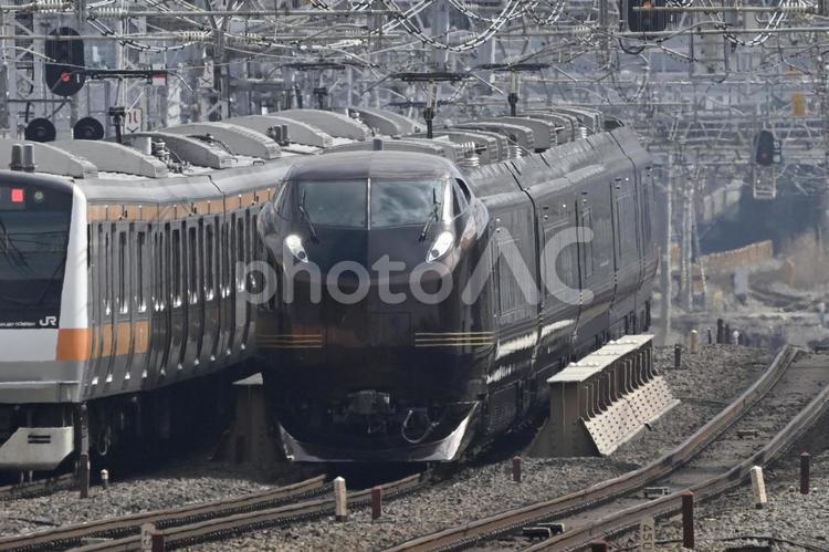 中央線快速とすれ違う.E655系なごみ - No: 32064490｜写真素材なら「写真AC」無料（フリー）ダウンロードOK