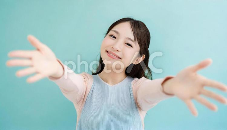 両手を広げている女性 No 29429499|写真素材なら「写真ac」無料(フリー)ダウンロードok