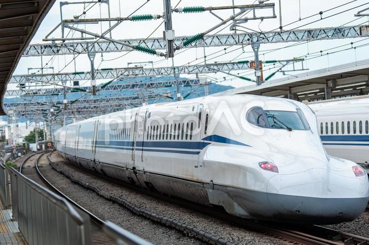 駅を通過する東海道山陽新幹線N700S - No: 33220568｜写真素材なら「写真AC」無料（フリー）ダウンロードOK