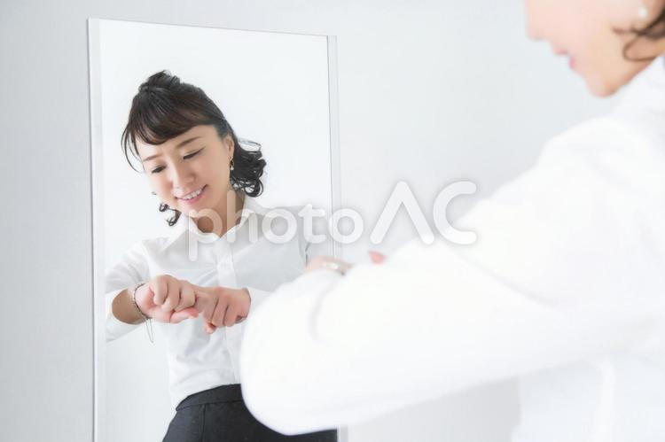 時間に余裕のある女性 No 2041982|写真素材なら「写真ac」無料(フリー)ダウンロードok