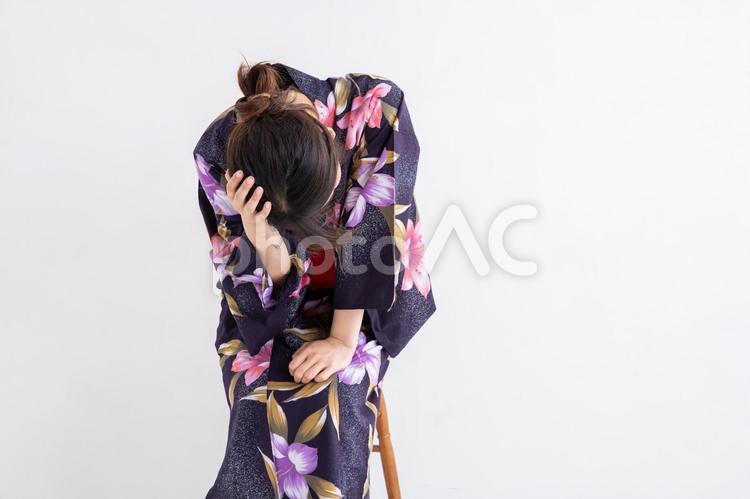 浴衣を着て頭を抱える女性 Japan No 24540900|写真素材なら「写真ac」無料(フリー)ダウンロードok