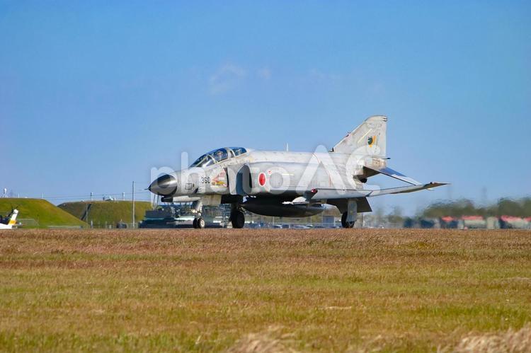 着陸する航空自衛隊戦闘機 F-4EJ改 - No: 31842546｜写真素材なら「写真AC」無料（フリー）ダウンロードOK