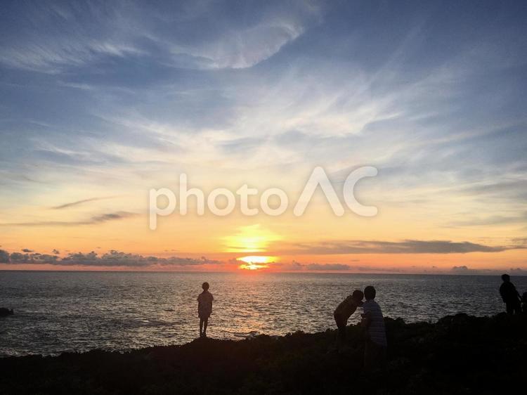 沖縄旅行~沈みゆく夕陽と海 No 25753472|写真素材なら「写真ac」無料(フリー)ダウンロードok