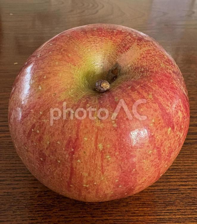 R7.01.06 りんごサンふじ - No: 31693293｜写真素材なら「写真AC」無料（フリー）ダウンロードOK