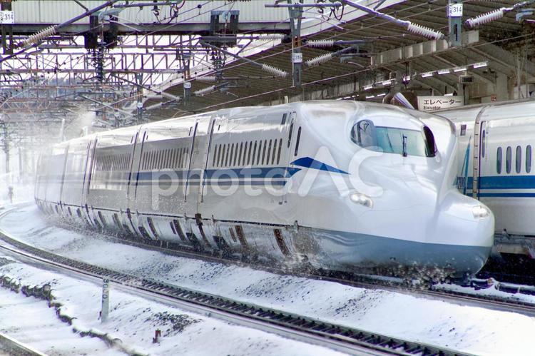 米原駅を通過するn700s - No: 32206103｜写真素材なら「写真AC」無料（フリー）ダウンロードOK