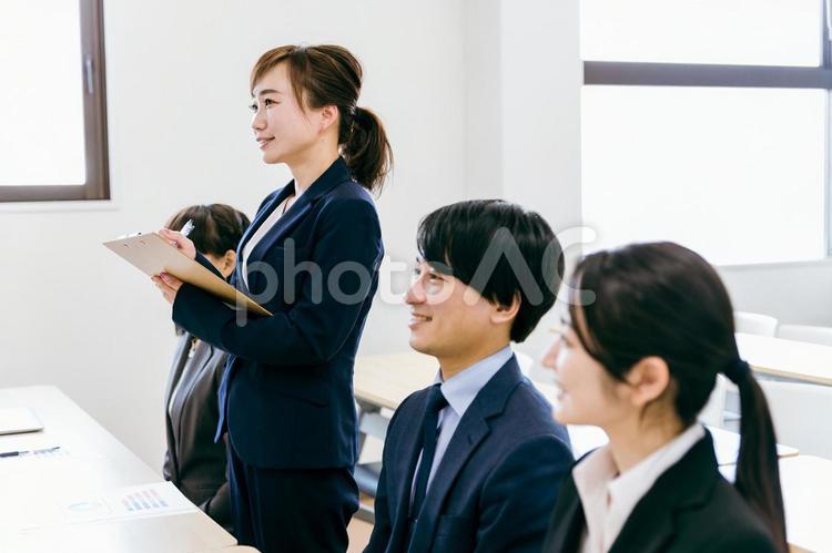 記者会見をする男女のビジネスパーソン No 25027107|写真素材なら「写真ac」無料(フリー)ダウンロードok