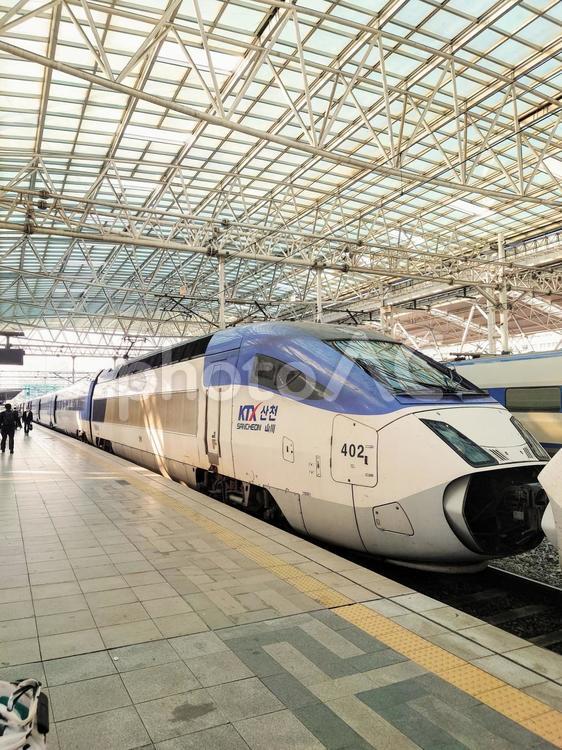 韓国の鉄道KTX - No: 28873721｜写真素材なら「写真AC」無料（フリー）ダウンロードOK