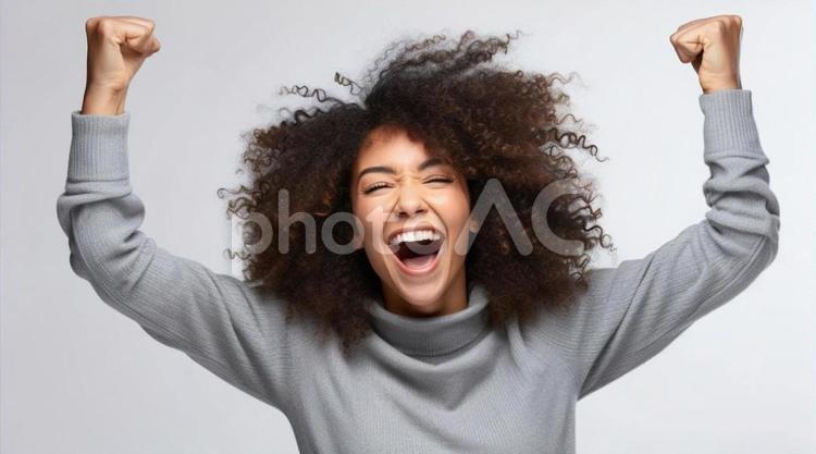 両手を上げて喜んでいる若い女性 No 28311384|写真素材なら「写真ac」無料(フリー)ダウンロードok