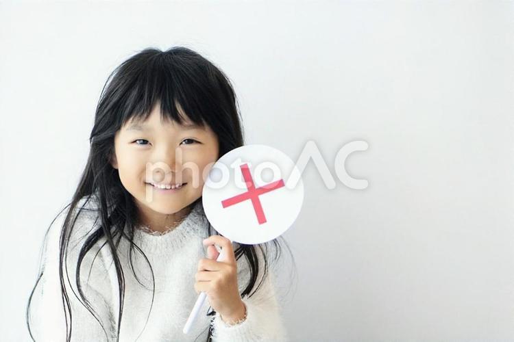 ばつの札を持った女の子のngイメージ No 25259344｜写真素材なら「写真ac」無料（フリー）ダウンロードok 