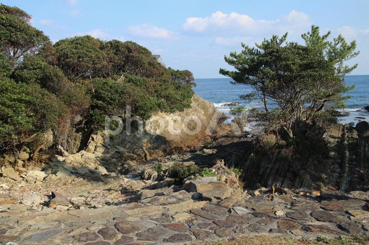 海辺の岩場 - No: 3469001｜写真素材なら「写真AC」無料（フリー）ダウンロードOK